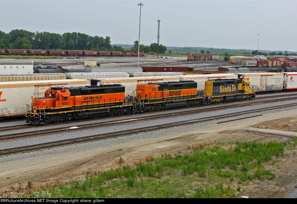 BNSF 1902 Leads the hump set Nb.